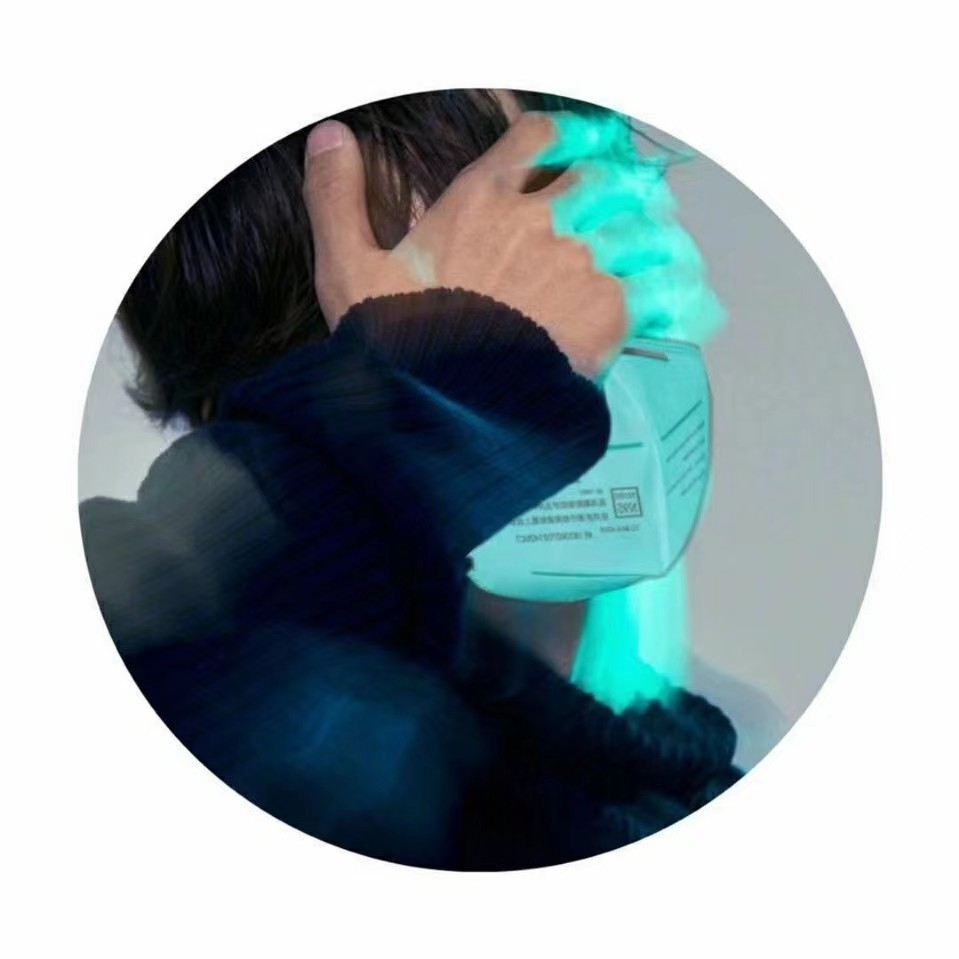 戴口罩的李慕婉 