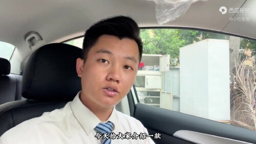 轩逸经典舒适版,感觉配置比较低,加装了导航和皮桌椅,秒变高配