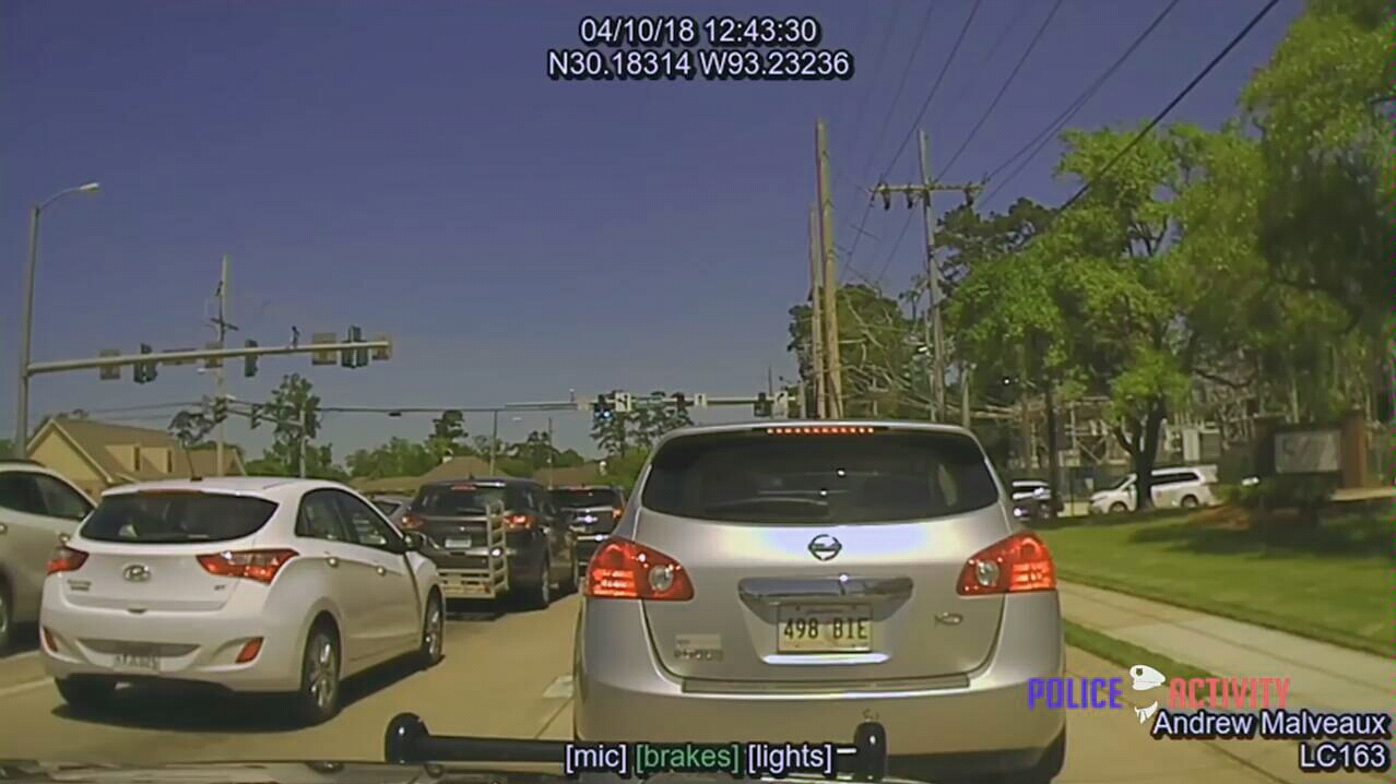 美国警察拦截一位带孩子跑的女嫌犯