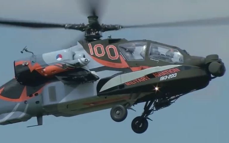荷兰空军AH-64阿帕奇武装直升机的飞行表演,机动性强