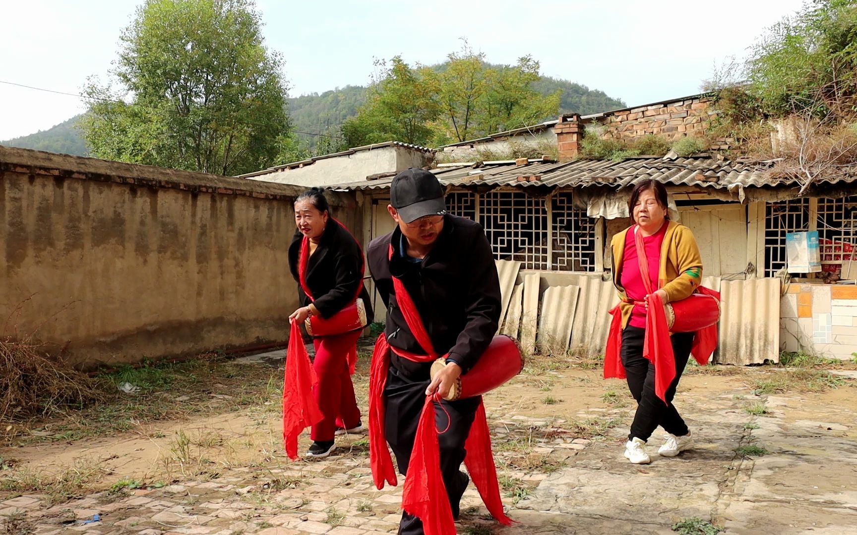 安塞腰鼓动作拜观音,分解练习,两大姐学的很认真