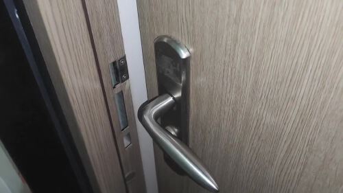 打风把门关上钥匙锁在屋里怎么办?别急教你个好方法一下打开