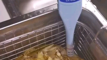 ...矿物质的主要成分是钙镁,和贝壳非常类似,我们用电导率笔测量纯净水...