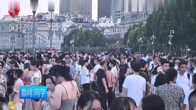 暑期外滩持续迎来大客流