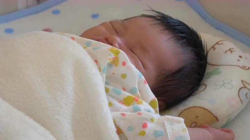 给新生儿宝宝换尿不湿,瞧把宝宝哭得