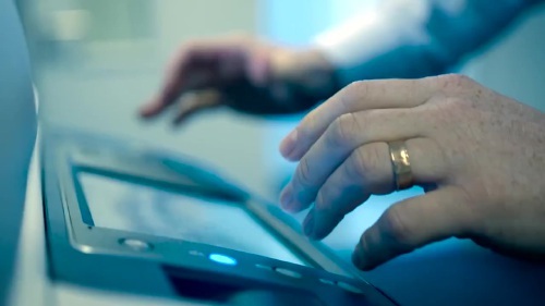 大学生发明无墨打印机,纸上烧字真省钱!