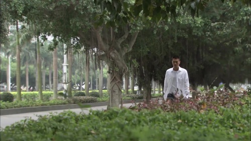 美女开摩托差点撞小伙,小伙当场要打架,没想到摘下头盔小伙愣了