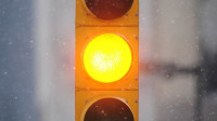 车开到一半亮黄灯该怎么办?黄灯的时候要不要通行?