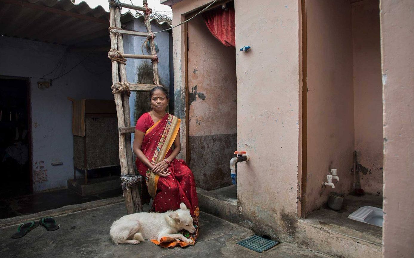在这个国家,女子上厕所只能去偏僻的地方,一个厕所就能娶到老婆!