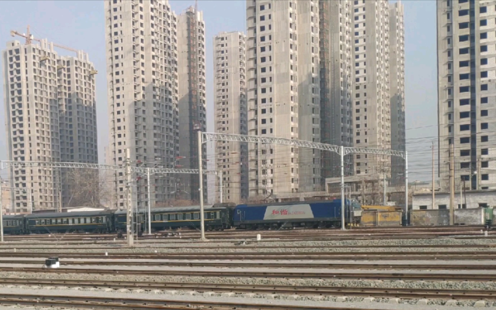 ...3C-0896担当的K2285次(长春-昆明)列车下行限速通过京广铁路邢台站