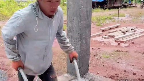 这个支模架搭设的还是非常规范,垫块纵横扫地杆步距间距拿捏到位