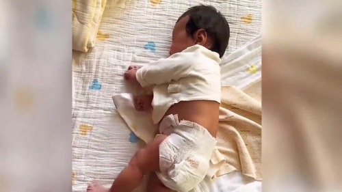 宝宝成长里程碑!两个月零八天成功翻身