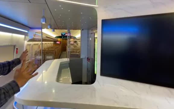 【高铁】看看复兴号智能动车组的餐吧车和机械师室。我们最新的高速...
