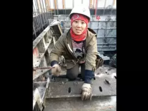 工地女木工支钢模板楼梯, 这手法一看就是老师傅