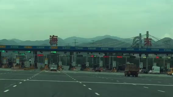 自驾游看到青海西宁房地产,几代人都住不完!