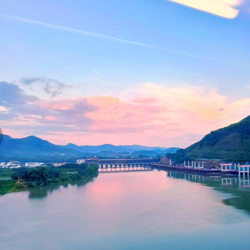 丿丶屋檐下的童年 