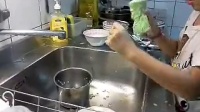 如何教育孩子做家事?5歲小女孩洗碗熟練,練出來的!.有疑問可微信我們:...