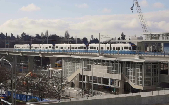 西雅图轻轨在北门站测试列车运行