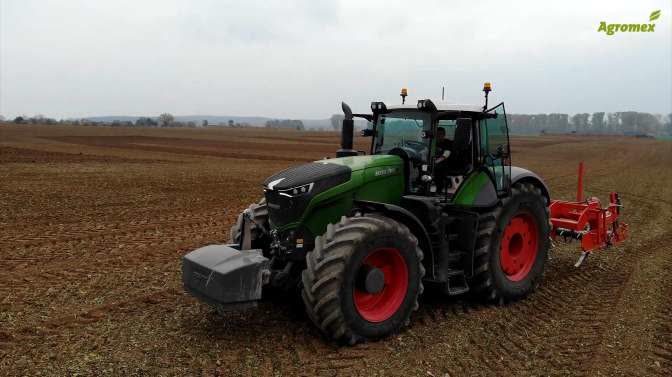 芬特拖拉机使用RTK卫星导航技术,自主作业在农田画出logo图案