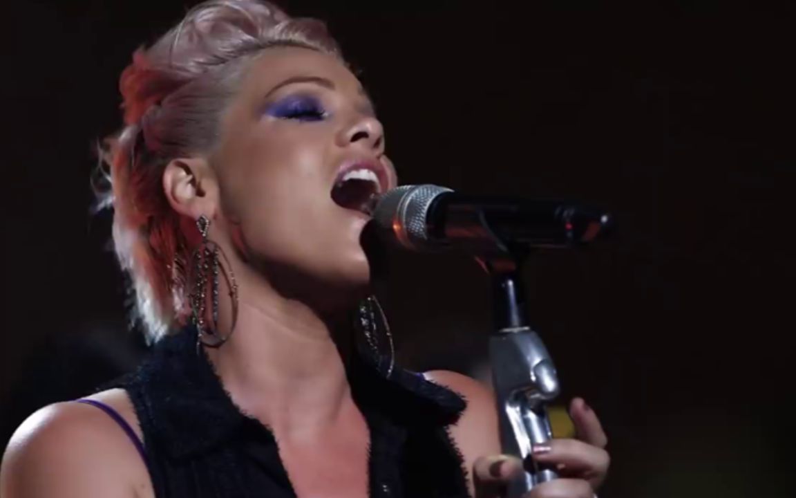 被唱歌耽误的杂技演员,她在7年前唱的歌《Try》,最近突然爆火!