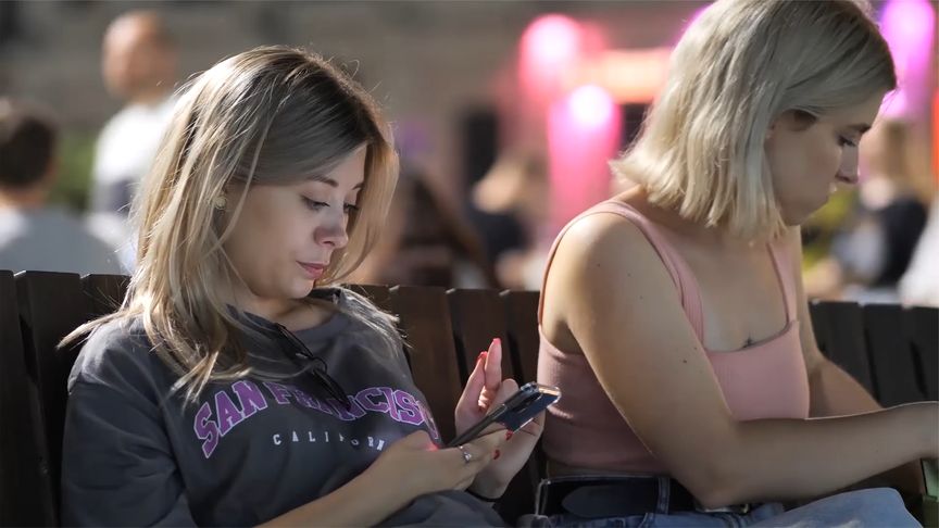 中国是发达国家吗?瑞士街头采访,当地美女说出实话