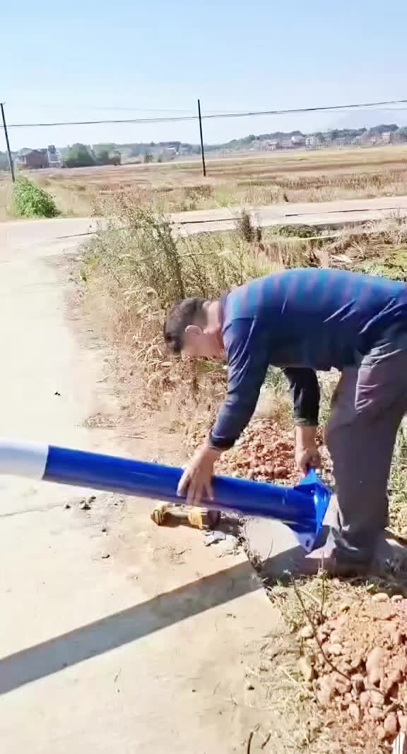 ...在村里盖起大别墅,老张媳妇前天给我电话,说村里要装98盏路灯,要赶...