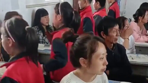 学校举办家长会,让学生在家长面前跳舞