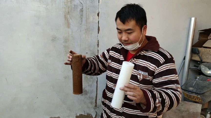 农村小伙给净水机换滤芯,不换不知道一换吓一跳,里面脏东西太多