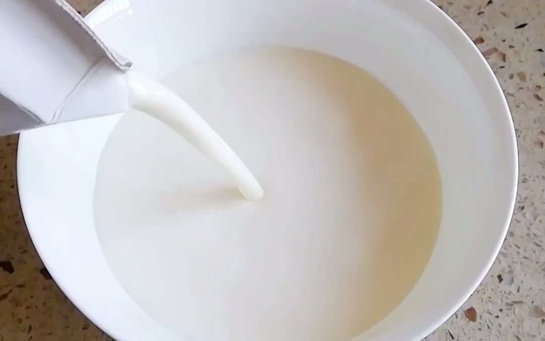 如何正确的加热牛奶?微波炉热牛奶怎么热?热牛奶小诀窍。