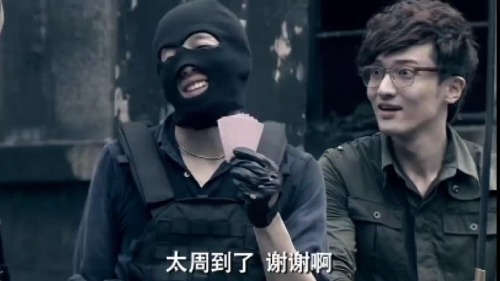 头戴三叉束发紫金冠体挂西川红棉百花袍身披兽面吞头连环铠腰系勒甲...