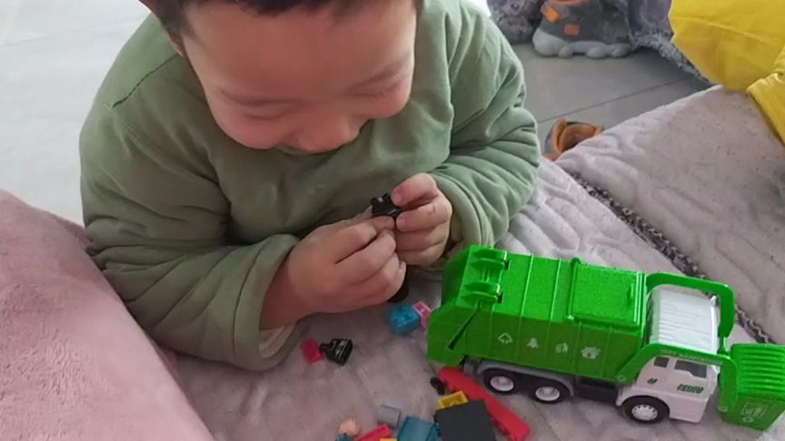 豆豆最喜欢的绿色垃圾车