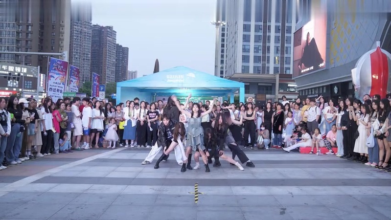 随机舞蹈路演 世界名曲,o.o!乐山特种兵空降随舞现场!随机舞蹈四川...