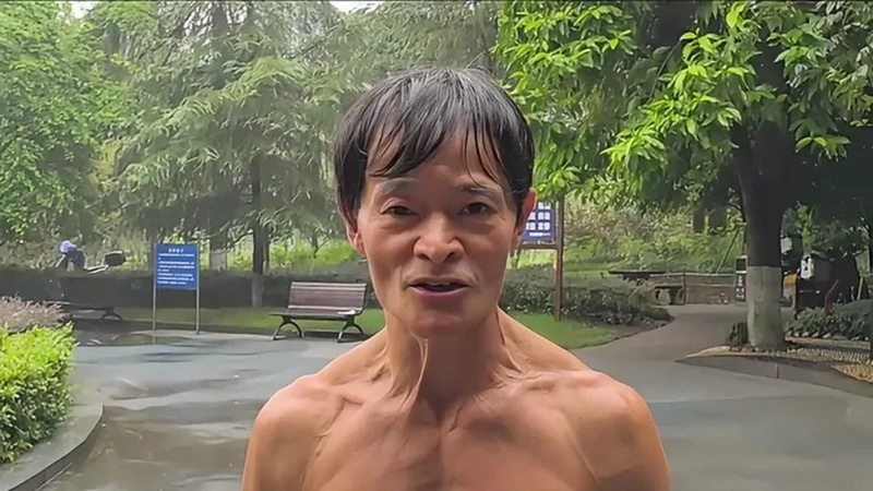 27岁小伙子吊杠不敌70岁大爷 花样整活单双杠