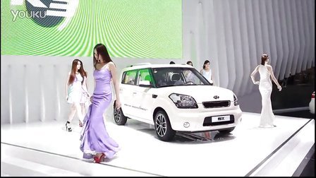 2013青岛车展起亚展台车模走秀登台
