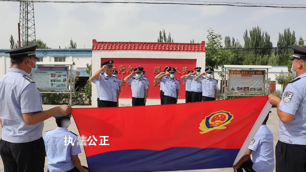 我宣誓:我志愿成为中华人民共和国人民警察,献身于崇高的人民公安...