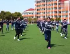 江西中学课间操,老师领学生跳《C哩C哩》舞蹈,看看这动作太标准
