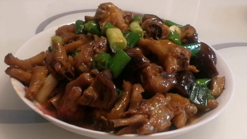酱香浓郁,老少皆宜的香菇黄焖鸡脚,做法简单,味道美丽。