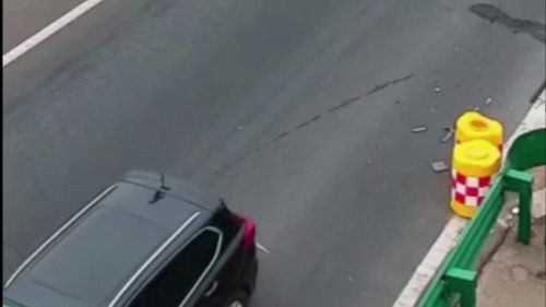 高速倒车一点儿也不慌,要不是镜头拍下,根本没人敢信