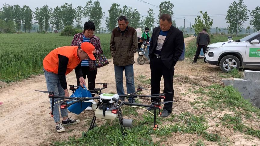 实拍植保无人机免费为农民打农药,一天能打600亩,真是高科技!