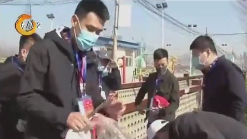 太原:下沉干部走进薛店社区,开展志愿服务活动,防疫创城两手抓