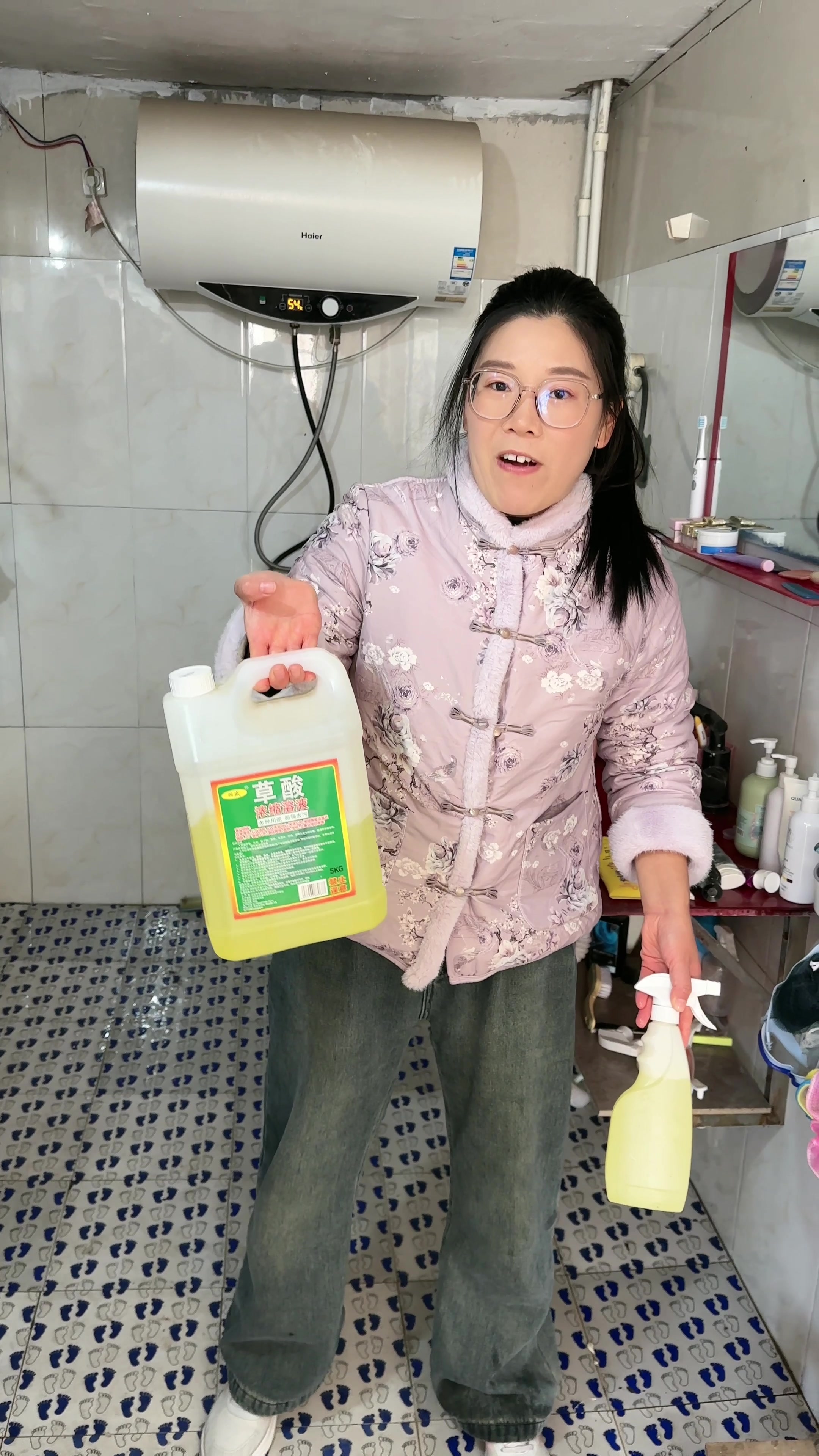 用这个大桶装的草酸刷卫生间地面,那真是还好用量还大。 #记录真实...