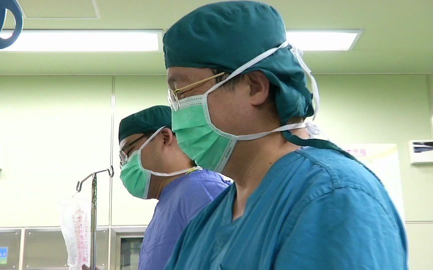 贴地行走26年!天生不是没有办法,齐聚众人的爱,终会创造奇迹。