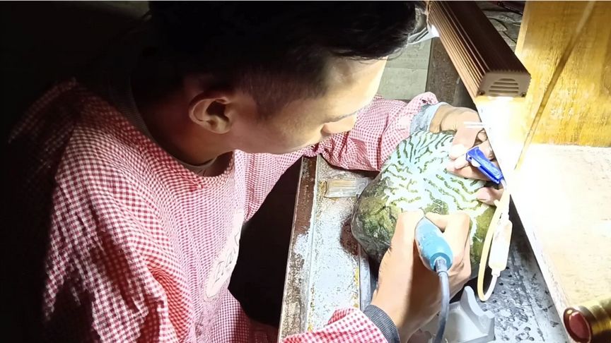 揭秘翡翠开窗过程 一镜到底