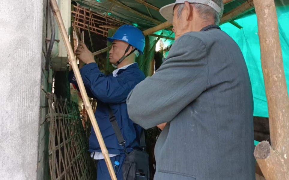 计量箱建档的路上,遇到大娘在洗鸡爪,喊我拿点回来泡酒喝。