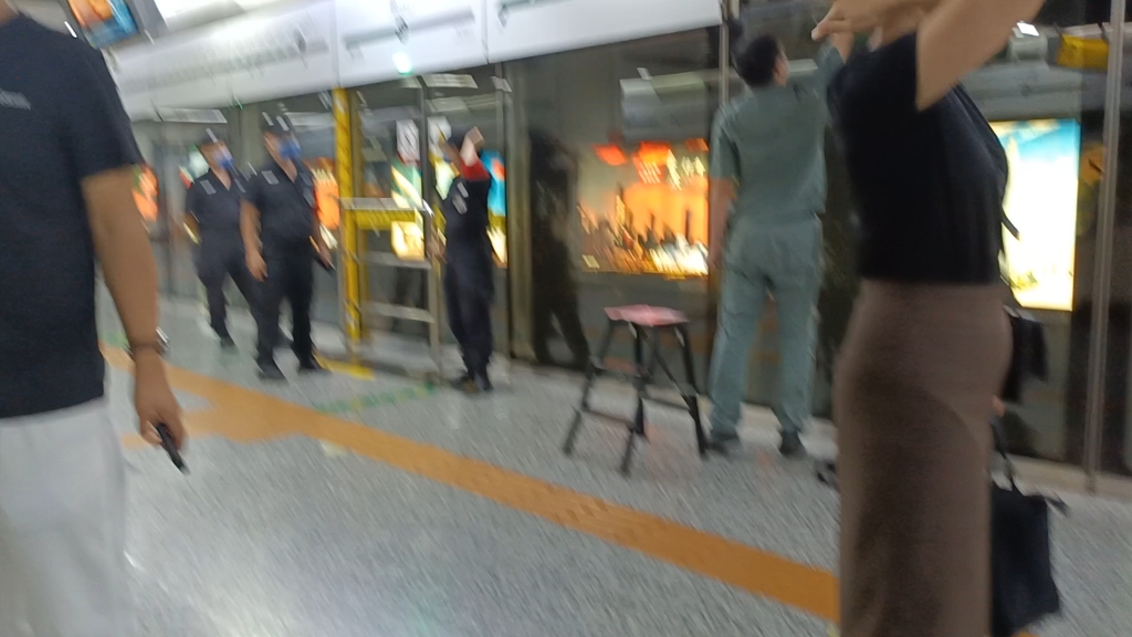 【CRT随拍】重庆轨道交通2号线临江门站站台安全门人工操作关闭!