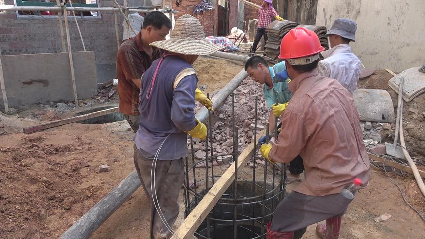 小池盖房子地基打5米深,灌注12个井桩,单混泥土就花掉20000元