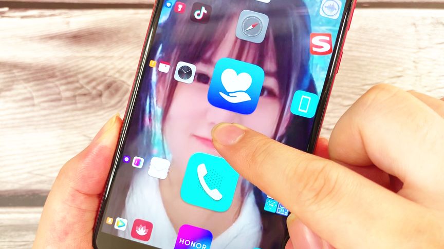 打开手机这里,就可以把桌面变成3D的,图标都悬浮在桌面上