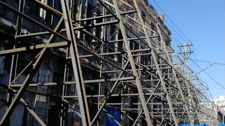 这栋危房外支起了数百根钢筋支架,防止倒塌