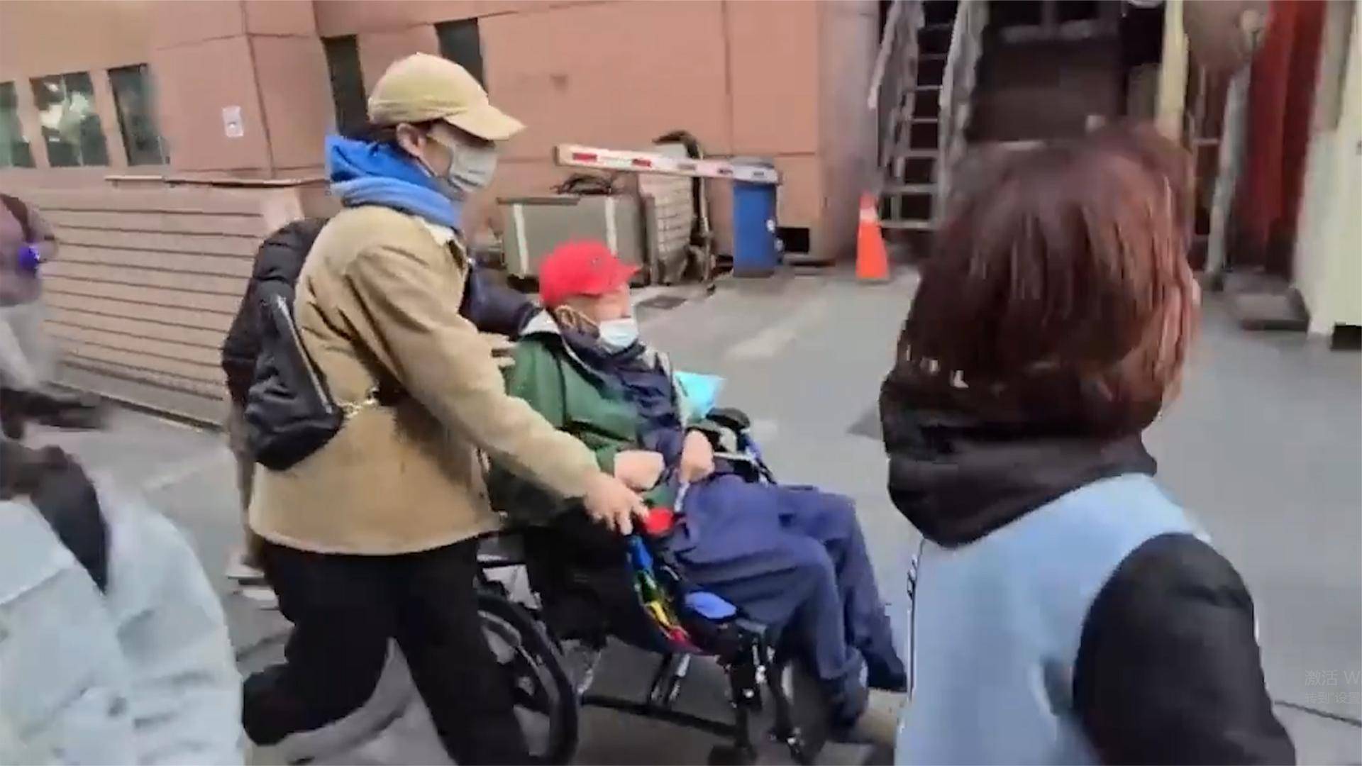 台湾102岁老人与看护结婚,9名子女均不知情,在医院上演抢人大战