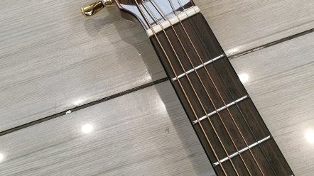 ...应用了日本特有的小寄木镶嵌工艺,琴头指板镶嵌传统戏曲脸谱图案,生...